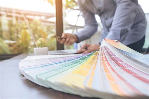 창의적인 창의력 그래픽 디자이너 그래픽 태블릿 노트북 및 스마트 폰 나무 책상 컬러 아이디어 스타일 컨셉에 직장에서 컬러 차트