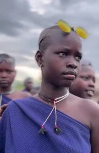 مراسمات جالب برای دختران باکره قبلیه ای در آفریقا عکس