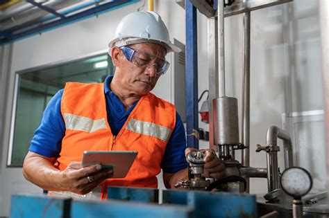 전기 엔지니어는 장비 스키드 체크 검사를합니다 열전대 제어 패널 수행 50 54세에 대한 스톡 사진 및 기타 이미지 50