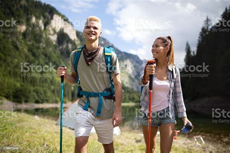 야외에서 배낭을 들고 하이킹을 하는 웃는 친구들 여행 관광 하이킹 및 사람들 개념 가족에 대한 스톡 사진 및 기타 이미지 가족 걷기 관광 Istock