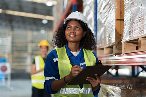 안전모와 유니폼을 입은 여성 창고 직원이 소매 창고의 재고와 재고를 확인합니다 25 29세에 대한 스톡 사진 및 기타 이미지 25 29세 40 44세 검사 보기