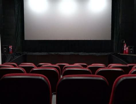 След 22 часа 14 годишните ще ходят на кино или ресторант с декларация за придружител