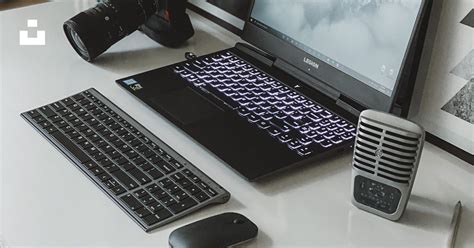 맥북 프로 블랙과 실버 무선 컴퓨터 마우스 옆에 사진 Unsplash의 무료 회색 이미지