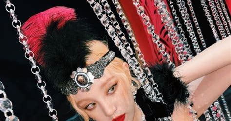 여자 아이들 우기 파격적인 노출 가슴골 드러낸 의상[ten★]