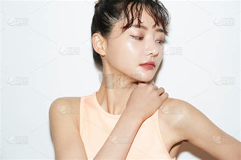 一个年轻苗条的亚洲妇女穿着运动服的肖像