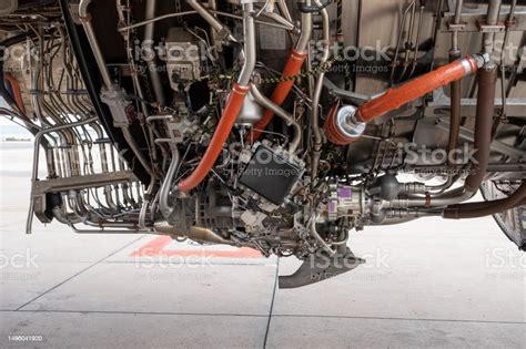 비행기가 공항에 주차 할 때 유지 보수 중에 가스 터빈 엔진이 닫힙니다 기계공과 기술자는 발전소의 유압 수리 및 점검 시스템을