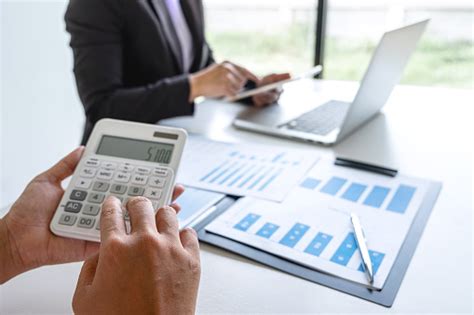 비즈니스 우먼 팀 브레인스토밍 컨퍼런스 기획 투자 프로젝트 작업 및 파트너 재무 및 회계 개념과의 비즈니스 만들기 전략 계획에