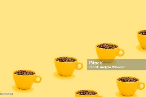 밝은 노란색 배경에 복사 공간이 있는 커피 원두 한 잔으로 만든 패턴 계절 휴식을 위한 음주 에너지로 가득 찬 노란색 머그잔