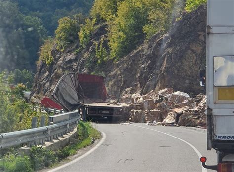 От последните минути Тежка катастрофа с ТИР затвори Искърското дефиле задръстването е