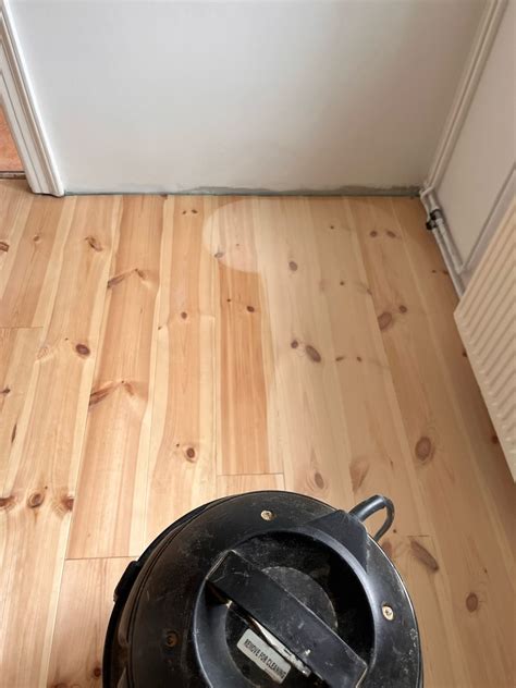 Her Er Jeg Igang Med At Slibe Et Nylagt Fyrretræs Gulv Mark Westermann