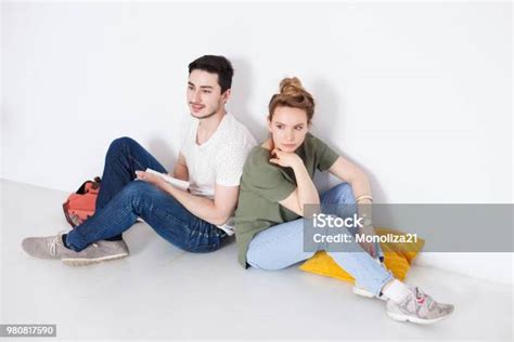 행복 한 유럽 젊은 남녀 학생 들은 바닥에 앉아 하얀 벽 배경 고립 로맨틱 귀여운 커플은 함께 공부 시간을 보내고 있습니다 교육 개념 개념에 대한 스톡 사진 및 기타 이미지