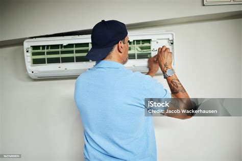 기계 Ac 수리 및 유지 보수 환기 또는 전원을 위한 사람과 드라이버가 있는 에어컨 기술자와 함께하는 엔지니어링 전기 및 검사