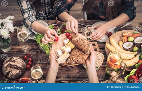 Genieen Des Abendessens Mit Freunden Draufsicht Der Gruppe Von