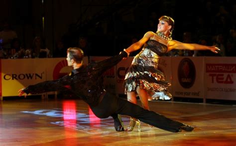 С фрак и лачени обувки