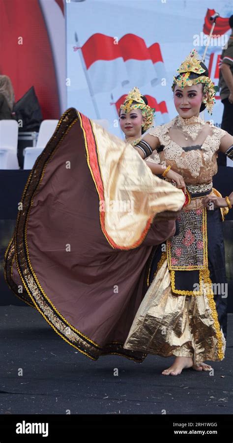 Klenting Sumanding Dance Is Likened To A Collection Of Kediri Girls Their Politeness And