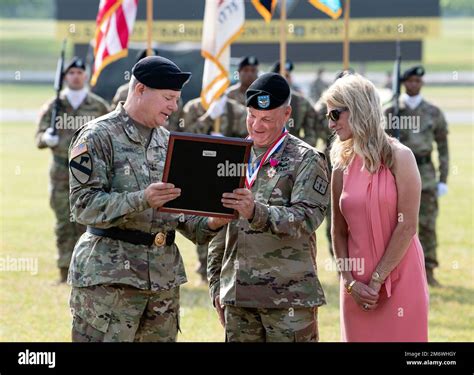 Oberst Stephen Aiton Lächelt Als Er Seine Pensionierungsurkunde Liest Als Seine Frau Becky Und