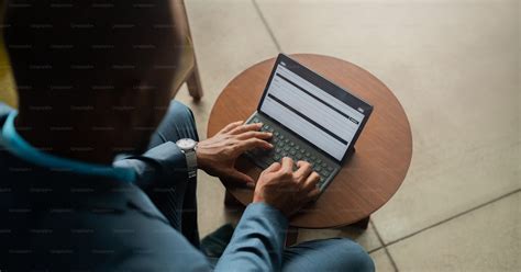 근접 촬영 흑인 아프리카 기업 임원 사업가 키보드가 부착된 디지털 태블릿 컴퓨터에 입력 사진 Unsplash의 기술 이미지