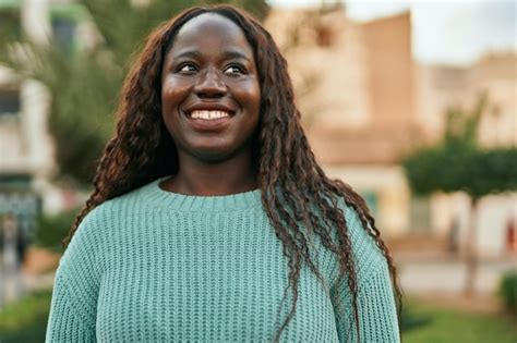 Joven Africana Sonriendo Feliz En La Ciudad Foto Premium