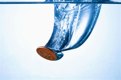 사업에서 이익의 상징으로 물에 튀는 동전을 닫고 전략적 계획을 성공적으로 구현하십시오 돈 성공 부의 개념 0명에 대한 스톡 사진 및 기타 이미지 Istock