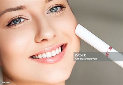 노화 방지 미용 및 미용 치료 제품 젊어짐 시술 및 스킨케어 루틴으로 피부 재포장을 위한 레이저 장치를 사용하는 여성 35 39세에 대한 스톡 사진 및 기타 이미지 Istock