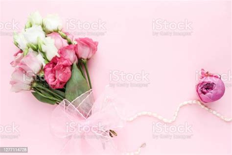 인사말 카드를 모의 분홍색 장미의 작은 꽃다발과 텍스트를위한 공간 0명에 대한 스톡 사진 및 기타 이미지 0명 결혼식 공휴일 Istock