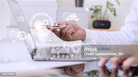 가상 화면에 비즈니스 프로세스 및 전략 데이터 분석 워크플로 개념에 대한 스톡 사진 및 기타 이미지 개념 교육 남자 Istock