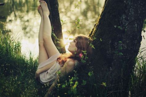 배경 화면 햇빛 나무 숲 야외 여성 여자들 멀리보고 자연 갈색 머리의 맨발 잔디 녹색 발을 공중에 두다 밀림 서식지 사진 촬영 상호 작용