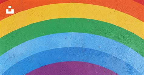 흰색 바지와 흰색 운동화를 신고 검은색과 빨간색 카펫에 서 있는 사람 사진 Unsplash의 무료 레이노 유니도 이미지