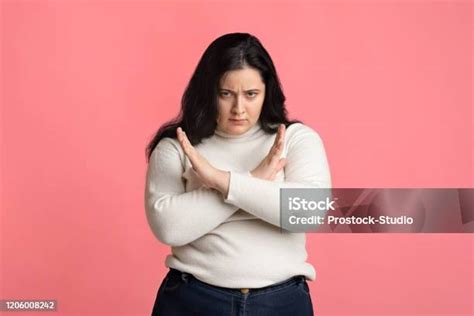 심각한 통통한 여자 만들기 거부 제스처 유지 손 은 가슴을 통해 교차 과체중에 대한 스톡 사진 및 기타 이미지 과체중 여자