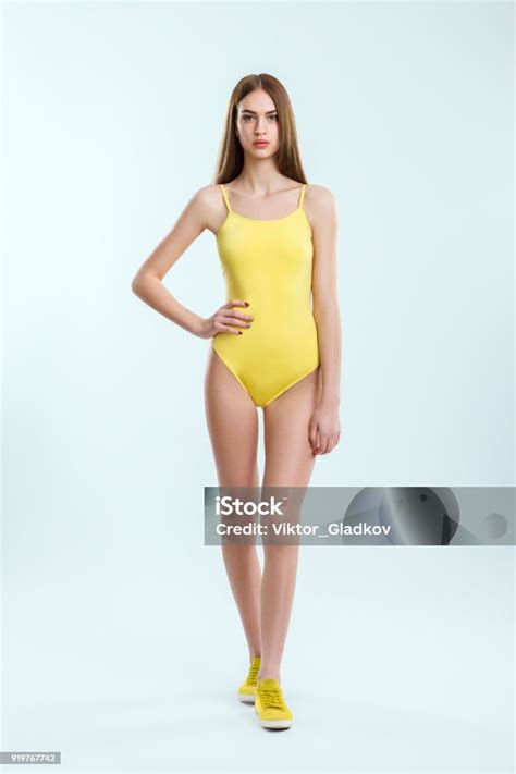 젊은 아름 다운 소녀 노란색 수영복와 스 니 커 즈의 전체 길이 초상화 여자에 대한 스톡 사진 및 기타 이미지 여자 수영복