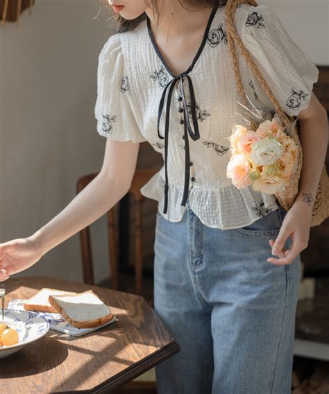 포앤바이앤 로맨틱 크롭 블라우스 브이넥 배색라인 리본 앞단추 플라워 퍼프 볼륨소매 숏 러플 슬림핏 러블리 블라우스 사랑스러운 공주 우아한 분위기있는 여친 데이트룩