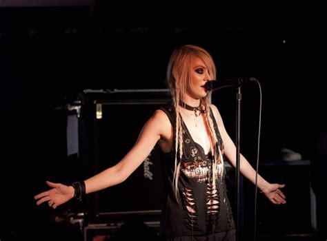 Picture Of Taylor Momsen In Light Me Up Tour Taylor Momsen 1333759362