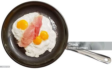 햄 와 달걀 튀긴 것 에서 큰 검정 미끄럼 방지 세라믹 입히는 프라이팬 바로 위에 보는 백색 배경 고해상 스톡 이미지 0명에 대한 스톡 사진 및 기타 이미지 Istock