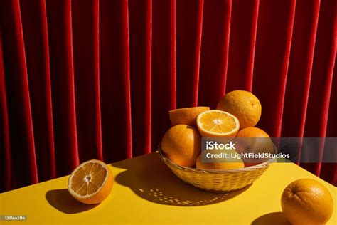 빨간 커튼 근처 노란색 테이블에 고리 버들 바구니에 오렌지와 고전적인 정물 생활 0명에 대한 스톡 사진 및 기타 이미지 0명 고리 세공 노랑 Istock