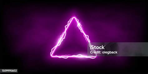 천둥 폭풍 푸른 번개의 마법의 보라색 삼각형 마법과 밝은 조명 효과 전기 테두리 어두운 안개 배경에 벼락 전기 번개 전력 효과가 있는 분홍색 플라즈마 프레임 네온에 대한