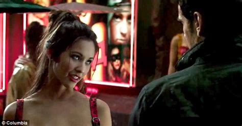 New Total Recall Trailer Shows Colin Farrell Encounter Three Breasted