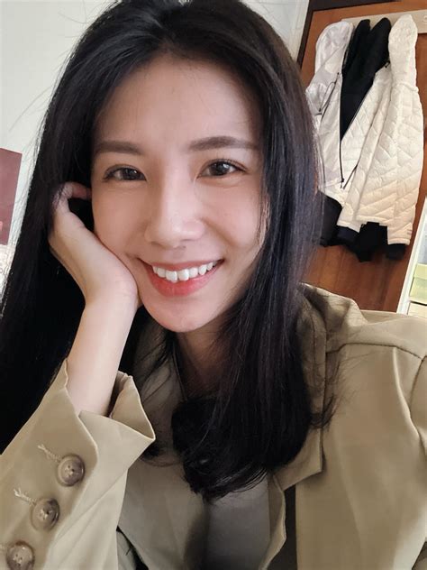 1 4是早上還沒變成落湯雞的我還開開心心🥰 今天下班立馬全濕👍🏻 6 7是昨天下午去工地開會的時候，跟金屬廠商討論收法，看 著物料進場，基地太小被放滿了，看著當初討論的圖面，現在一項項的東西都