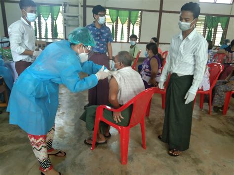 ပလောက်မြို့၌ အသက် ၅၅ နှစ်မှ အသက် ၆၄ နှစ်နှင့်ဦးစားပေးအဆင့်လိုက် ပြည်သူများ အား ပထမအကြိမ် ကိုဗစ