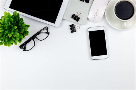 노트북 컴퓨터가 있는 현대적인 흰색 사무실 책상 테이블 노트북 위에 검은 색 화면이있는 스마트 폰 및 커피 한 잔 개념에 대한 스톡 사진 및 기타 이미지 Istock