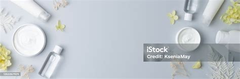 회색 배경에 꽃이 있는 화장품 스킨 케어 제품 플랫 레이 복사 공간 0명에 대한 스톡 사진 및 기타 이미지 0명 건강관리와 의술 광대한 Istock