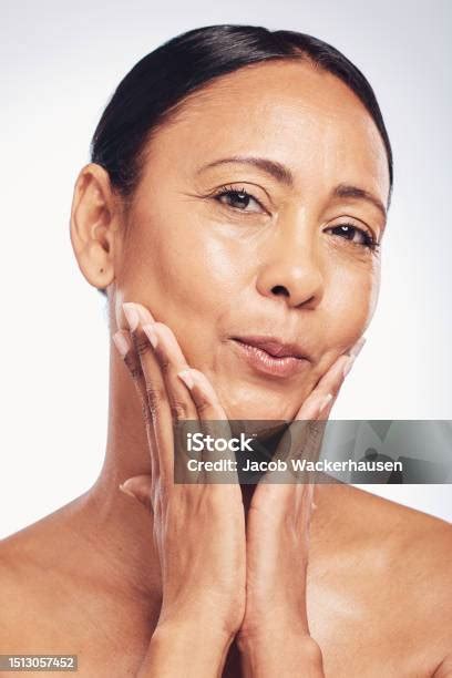 스킨케어 글로우 그리고 스튜디오의 흰색 배경에 고립된 성숙한 여성의 초상화 행복하고 노화 방지 및 빛나는 피부를 만지고 부드러움과 맑은 안색을 느끼는 뷰티 모델 50 54