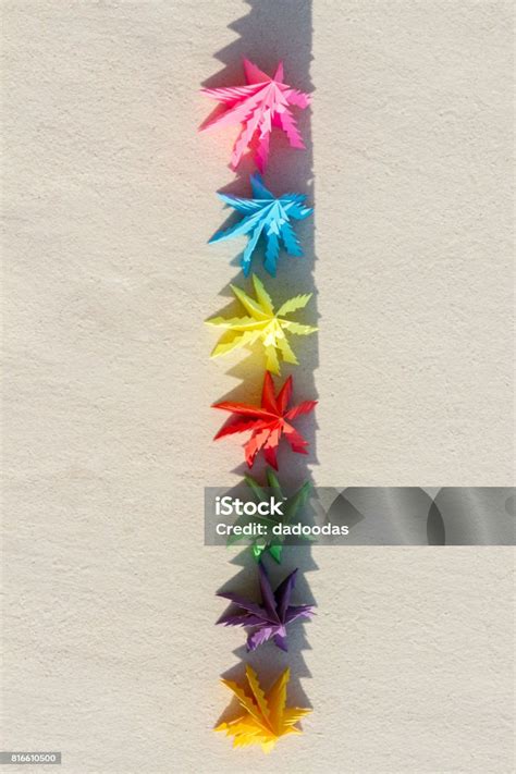 7 종이 크리스마스 나무 푸른 바다에 대 한 모래에서 서 있다 또한 제도 2018년에 대한 스톡 사진 및 기타 이미지 2018년 2019년 개념 Istock