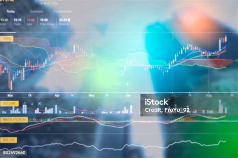 비즈니스 성장 및 Led 디스플레이에 주식 시장 디지털 그래프 차트와 함께 진행 된 국제 비즈니스 주식 금융 개념 거래자에 대한 스톡 사진 및 기타 이미지 Istock