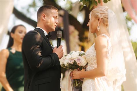 Wedding Speeches And Toasts A Complete Etiquette Guide Amelia Weddingpl
