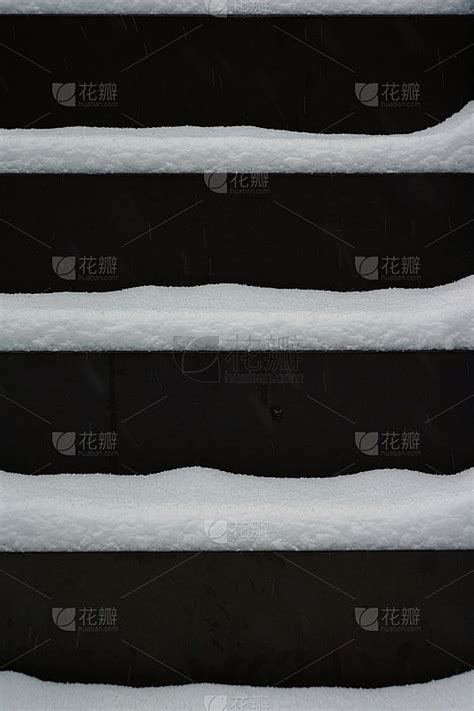 台阶被晨雪覆盖着 台阶被晨雪覆盖着