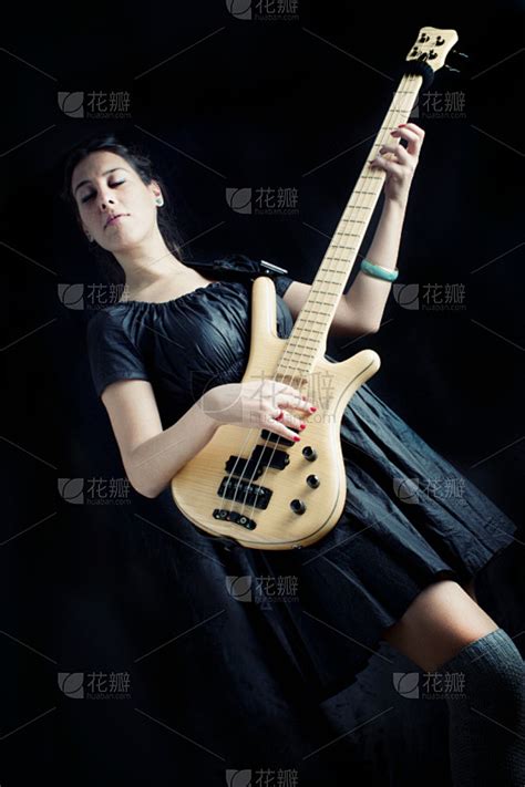低音提琴 女人 低音吉他 低音乐器 现场活动 垂直画幅 选择对焦 美 进行中 电吉他