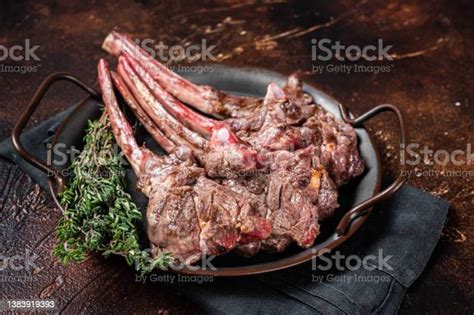 바베큐 그릴 양고기 다진 스테이크 백리향이있는 강철 트레이에 양고기 갈비 커틀릿 어두운 배경 위쪽 보기 0명에 대한 스톡 사진 및 기타 이미지 Istock