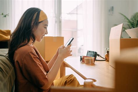 골판지 상자를 포장 하는 아시아 여자 소유자 우편 소포를 얻을 선물에 대한 스톡 사진 및 기타 이미지 선물 전송 리스트