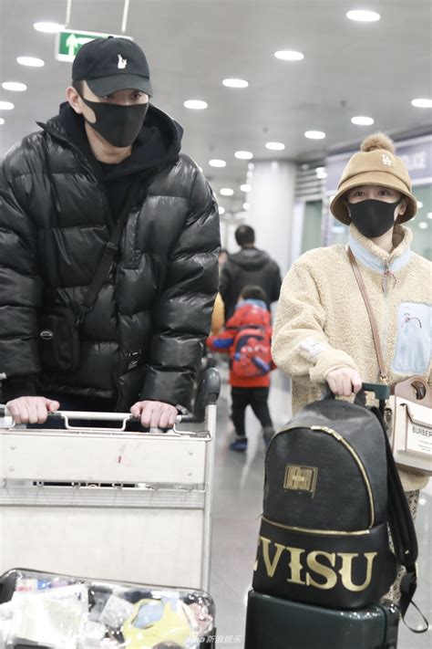 陈小纭穿粉红色袜子显少女心 与于小彤对视爱意满满