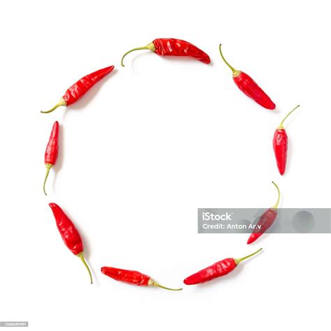 야채 구성 화환 또는 둥근 프레임은 붉은 고추로 만들어집니다 흰색 배경입니다 플랫 레이 공간을 복사합니다 칠리고추에 대한 스톡 사진 및 기타 이미지 Istock